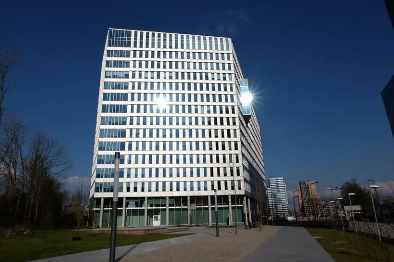 5 Advantages of Green Buildings: Benefits and Examples - Sustainably ...